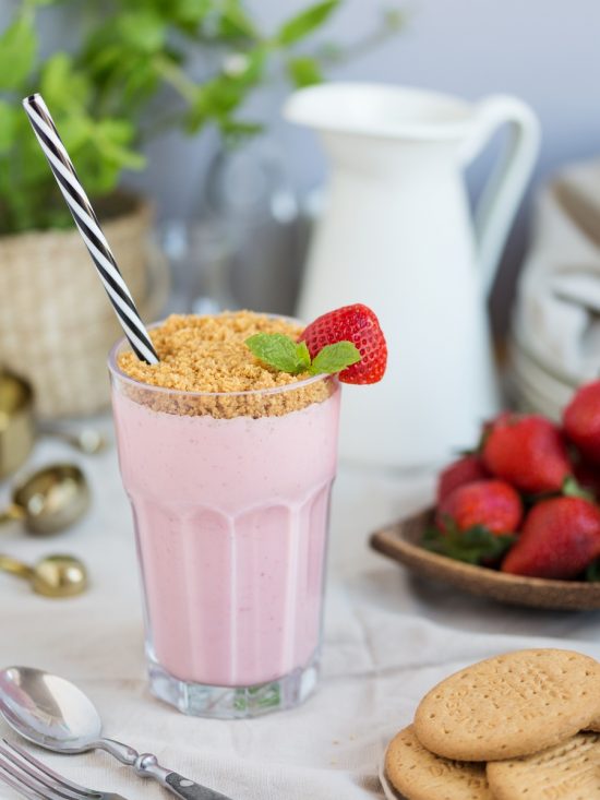 Strawberry cheesecake smoothie • Electric Blue Food - Kitchen stories ...