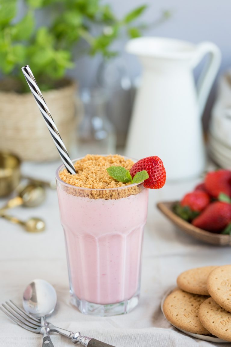 Strawberry cheesecake smoothie • Electric Blue Food - Kitchen stories ...