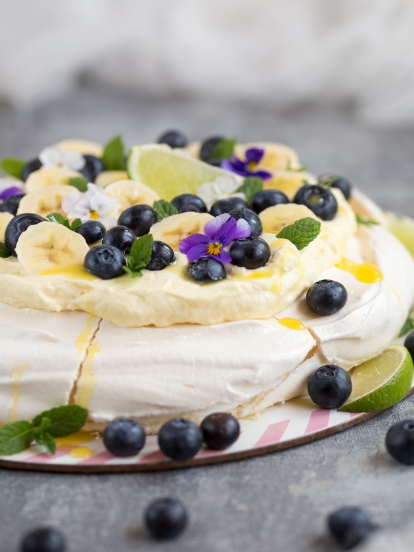 Pavlova with mango cream, blueberries and banana • Electric Blue Food ...